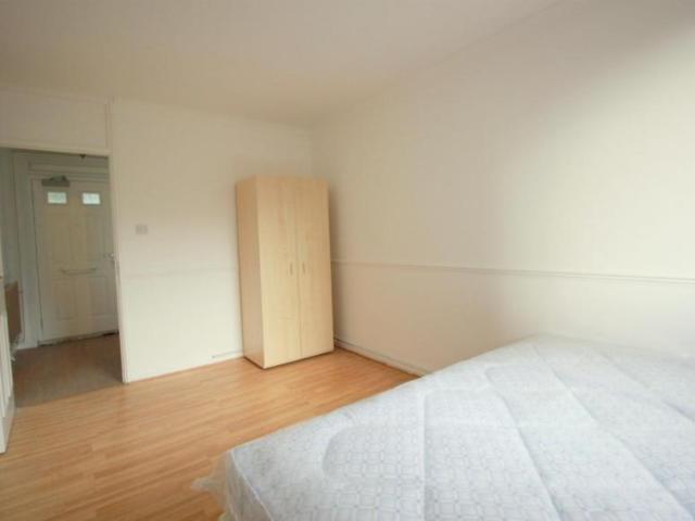 3 Bedroom Shared Living/roommate London London 90563126