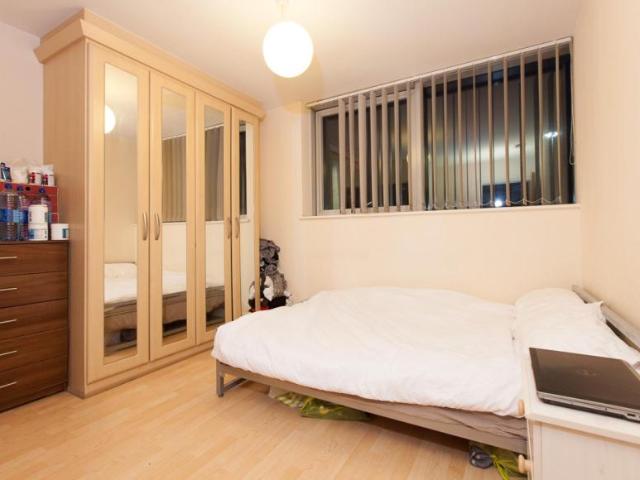 3 Bedroom Shared Living/roommate London London 90563209
