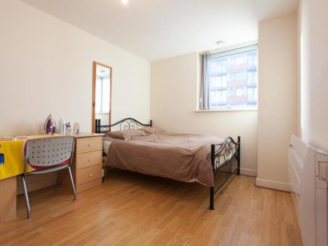 3 Bedroom Shared Living/roommate London London 90563322