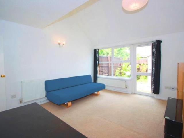 3 Bedroom Shared Living/roommate London London 90563376