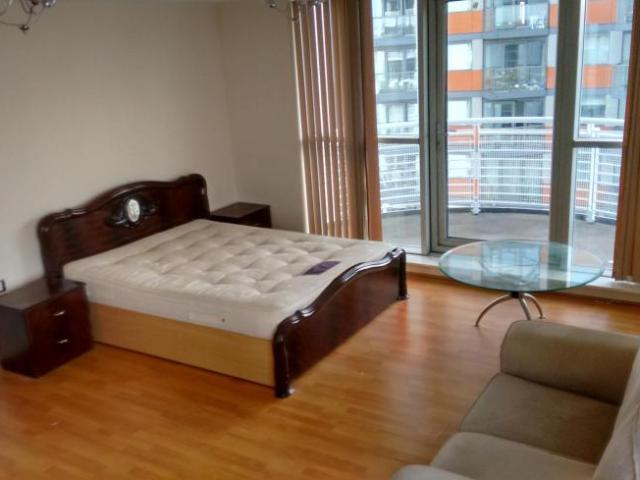 3 Bedroom Shared Living/roommate London London 90563390