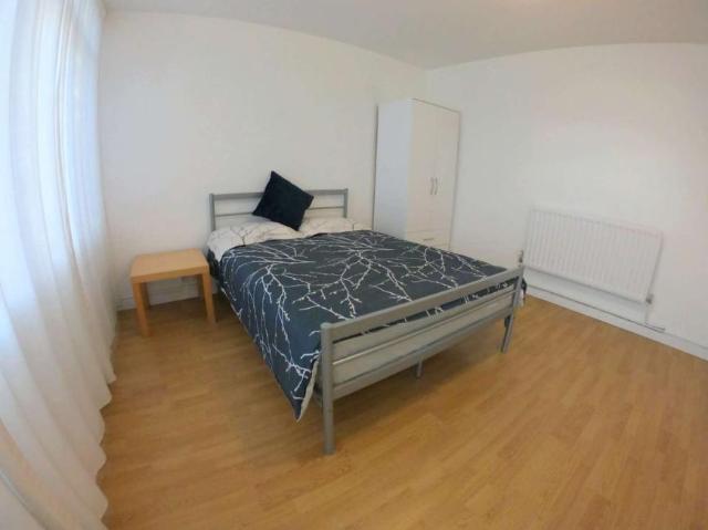 3 Bedroom Shared Living/roommate London London 95905098