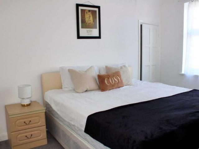 3 Bedroom Shared Living/roommate London London 96347691