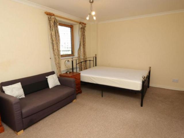 3 Bedroom Shared Living/roommate London London LS90559490