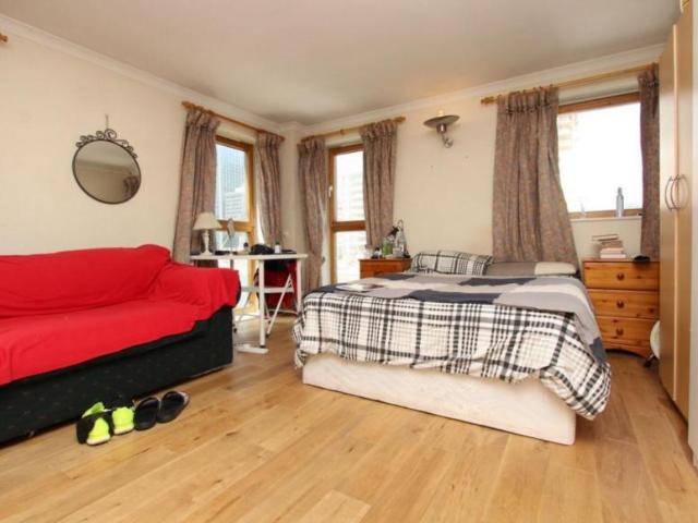 3 Bedroom Shared Living/roommate London London LS90559407
