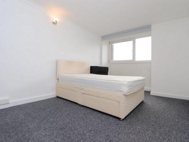 3 Bedroom Shared Living/roommate London London LS90559598