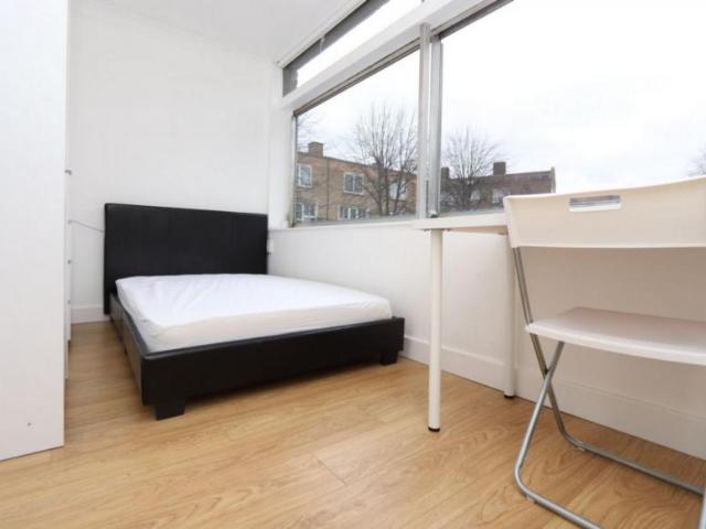 3 Bedroom Shared Living/roommate London London LS90559504