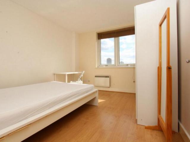 3 Bedroom Shared Living/roommate London London LS90559782