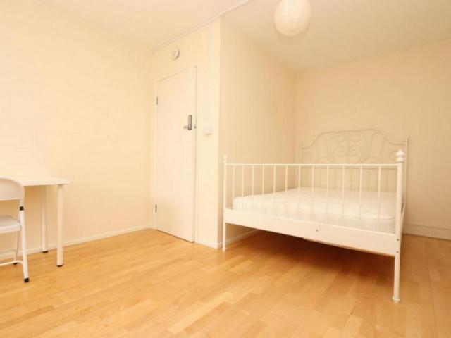 3 Bedroom Shared Living/roommate London London LS90559790
