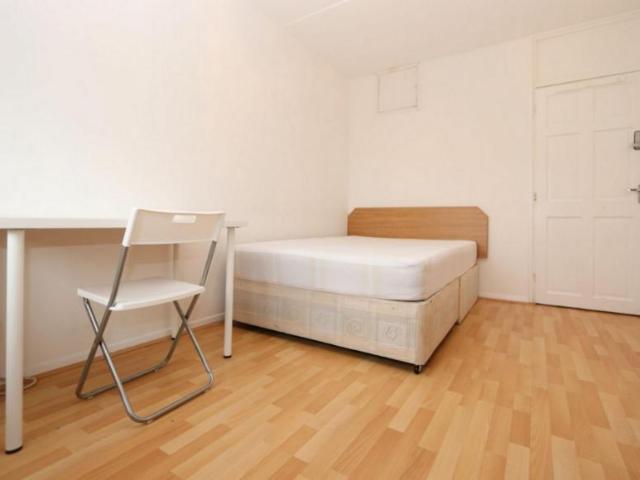 3 Bedroom Shared Living/roommate London London LS90559709