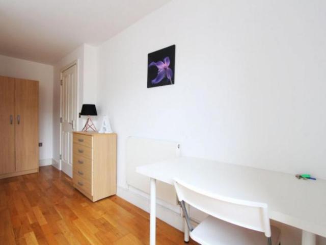 3 Bedroom Shared Living/roommate London London LS90559713