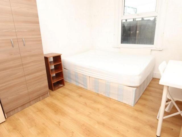 3 Bedroom Shared Living/roommate London London LS90559716