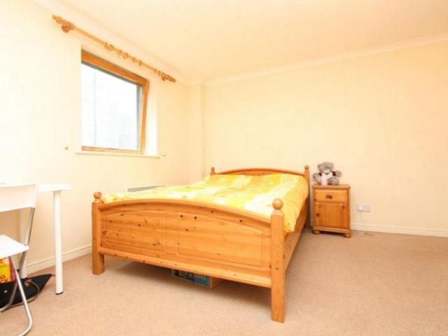 3 Bedroom Shared Living/roommate London London LS90559729