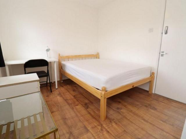 3 Bedroom Shared Living/roommate London London LS90559877