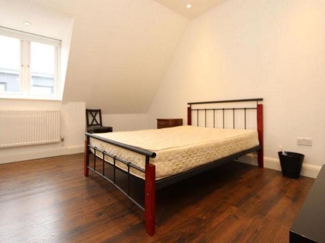 3 Bedroom Shared Living/roommate London London LS90559833