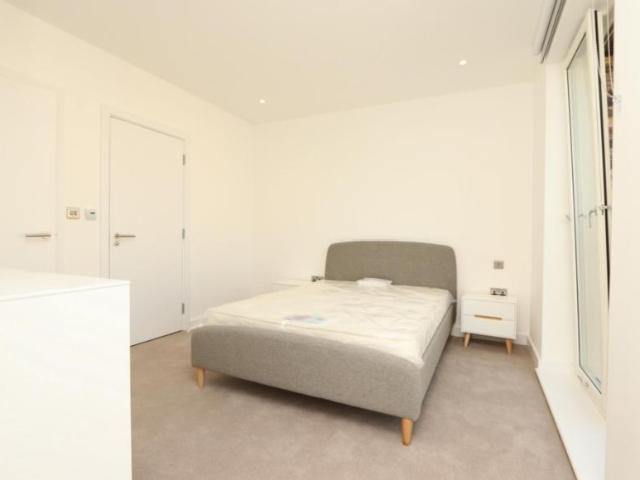 3 Bedroom Shared Living/roommate London London LS90559974