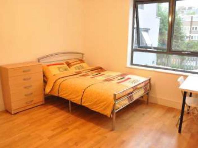 3 Bedroom Shared Living/roommate London London LS90560063
