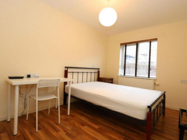 3 Bedroom Shared Living/roommate London London LS90560153