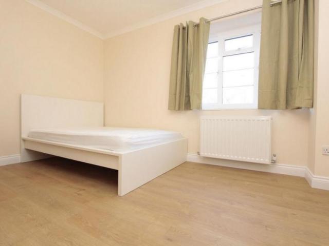 3 Bedroom Shared Living/roommate London London LS90560162