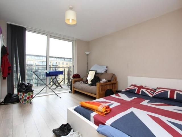 3 Bedroom Shared Living/roommate London London LS90560183