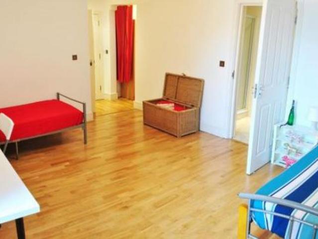 3 Bedroom Shared Living/roommate London London LS90560108