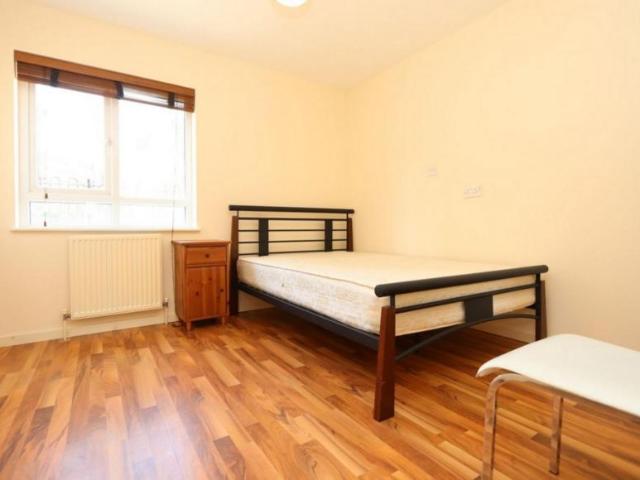 3 Bedroom Shared Living/roommate London London LS90560139