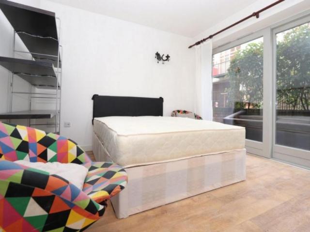 3 Bedroom Shared Living/roommate London London LS90560245