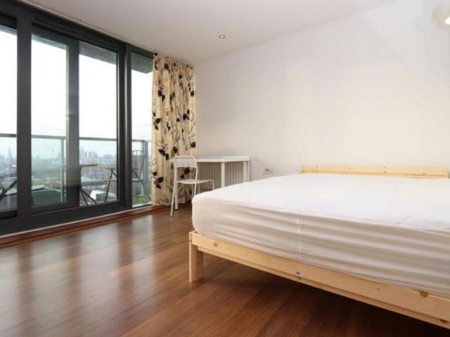 3 Bedroom Shared Living/roommate London London LS90560282
