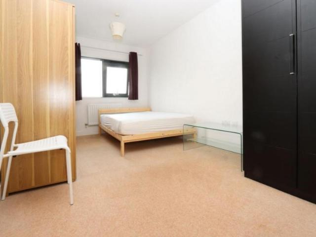 3 Bedroom Shared Living/roommate London London LS90560293