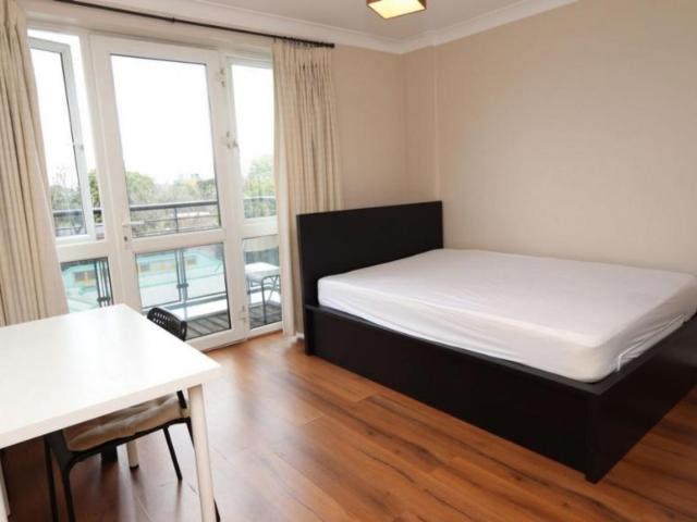 3 Bedroom Shared Living/roommate London London LS90560227