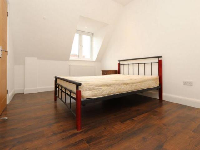 3 Bedroom Shared Living/roommate London London LS90560342