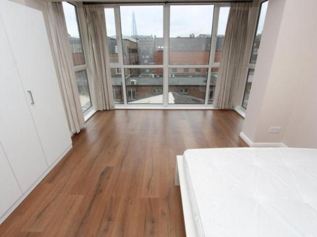 3 Bedroom Shared Living/roommate London London LS90560347