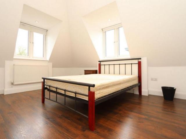 3 Bedroom Shared Living/roommate London London LS90560329
