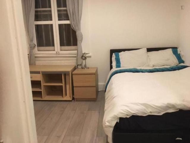 3 Bedroom Shared Living/roommate London London LS90560665