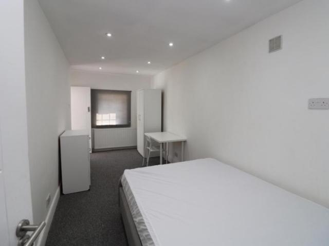 3 Bedroom Shared Living/roommate London London LS90561279
