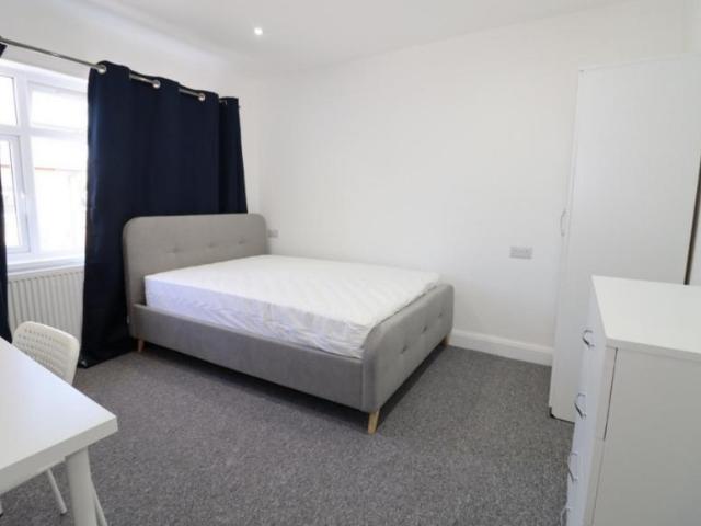 3 Bedroom Shared Living/roommate London London LS90561293
