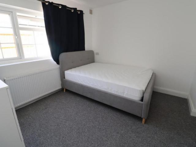 3 Bedroom Shared Living/roommate London London LS90561297