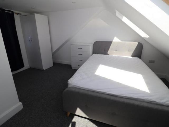 3 Bedroom Shared Living/roommate London London LS90561295