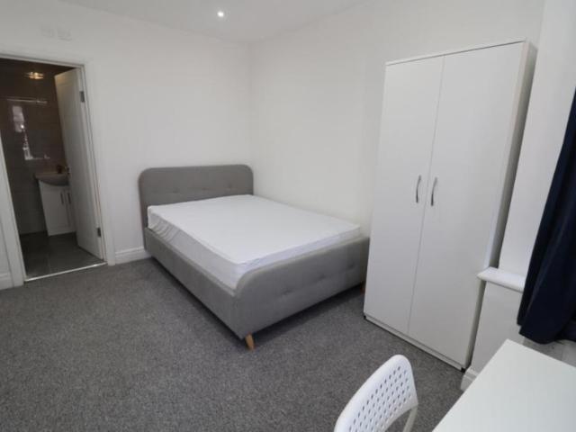 3 Bedroom Shared Living/roommate London London LS90561296