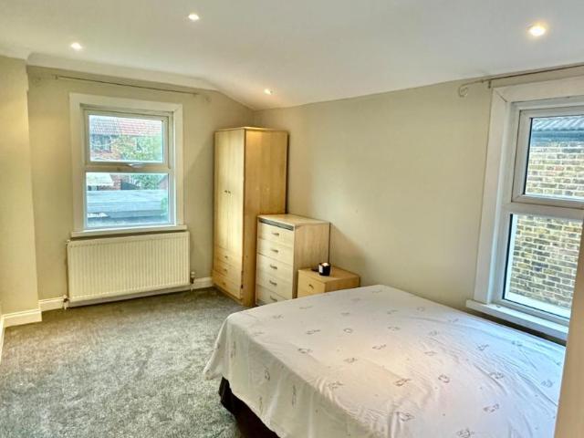 3 Bedroom Shared Living/roommate London London LS90561491