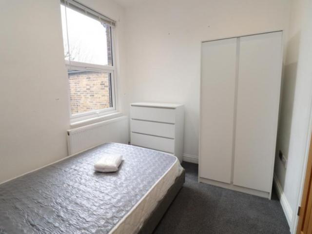 3 Bedroom Shared Living/roommate London London LS90561800
