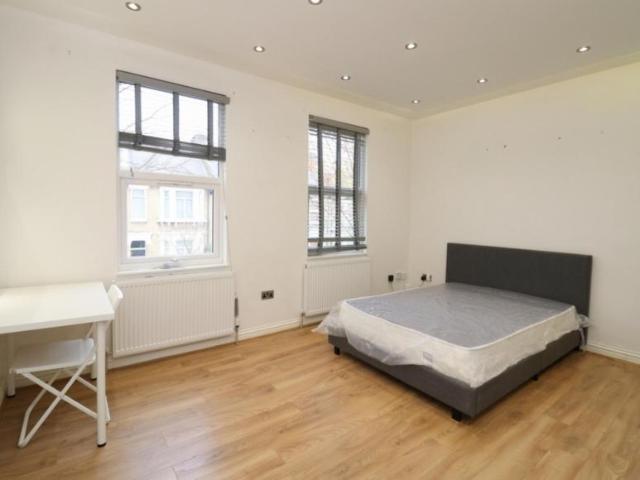 3 Bedroom Shared Living/roommate London London LS90561801