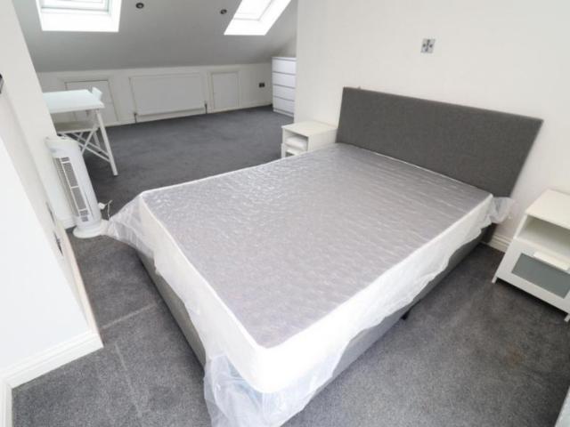 3 Bedroom Shared Living/roommate London London LS90561802