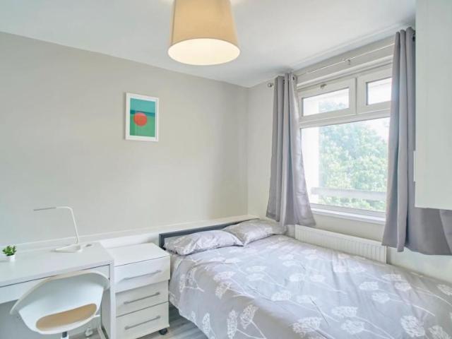 3 Bedroom Shared Living/roommate London London LS90563453