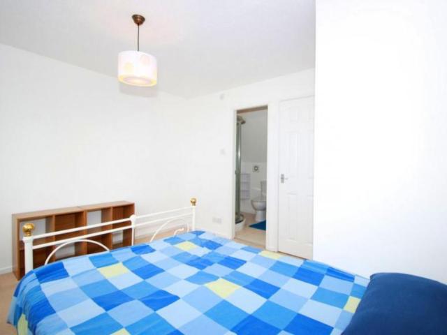 3 Bedroom Shared Living/roommate London London LS90563691