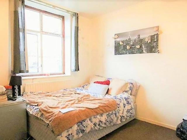 3 Bedroom Shared Living/roommate London London LS90563627