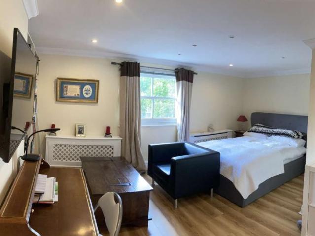 3 Bedroom Shared Living/roommate London London LS94149335