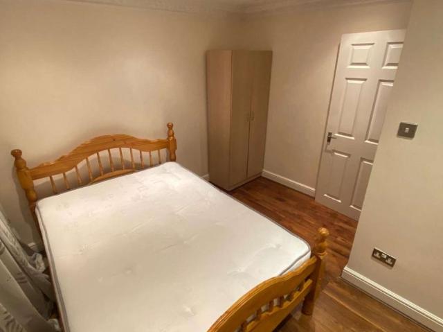 3 Bedroom Shared Living/roommate London London LS94982978