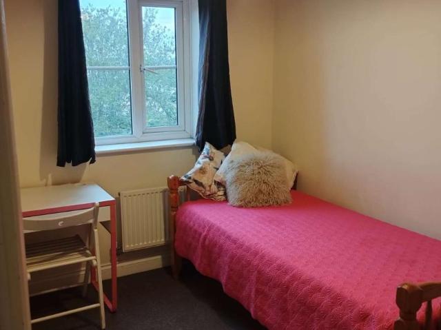 3 Bedroom Shared Living/roommate London London LS95198945