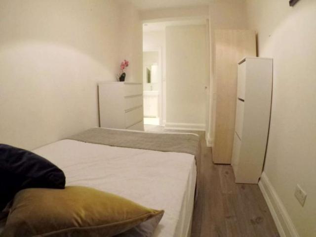 3 Bedroom Shared Living/roommate London London LS96498934